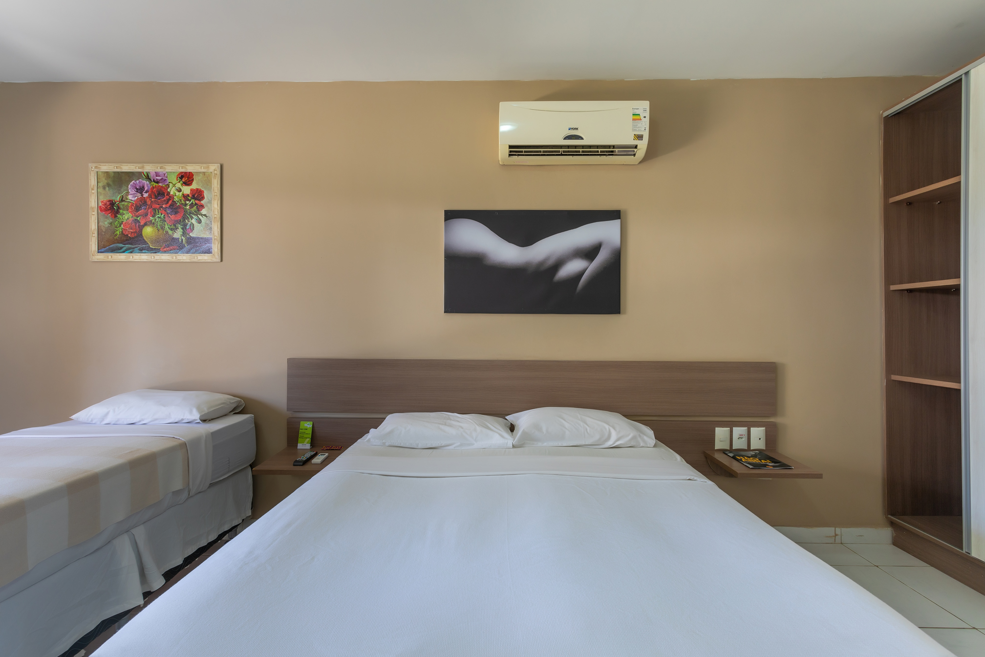Quarto Triplo - Hotel Villamor Prime, Nudista & Liberal.